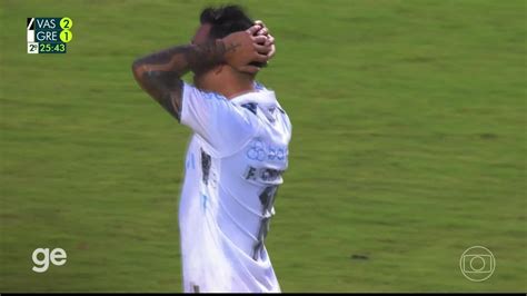 Vídeo Aos 25 min do 2º tempo cobrança de falta para fora de