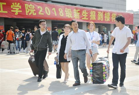 盐城工学院“00后”新生报到 盐城新闻网