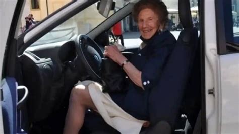 100 Year Old Lady Has Updated Her License And Now She Can Safely Drive