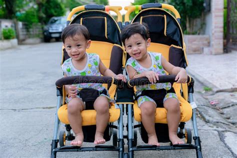 Due Fratelli Seduti Sul Passeggino Adorabili Ragazzi Gemelli Seduti Su
