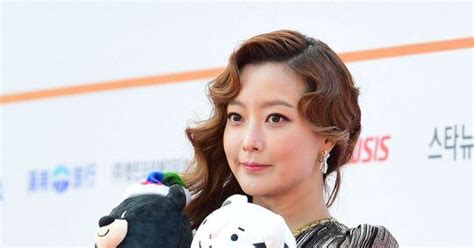 포토 김희선 인형안고 품위있는 미소