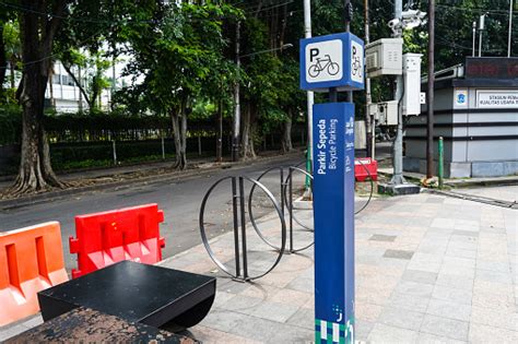 자카르타 Mrt 역 Krl 통근 라인 및 트랜스 자카르타 버스 정류장 근처의 자전거 주차 시설 또는 자전거 거치대 0명에 대한