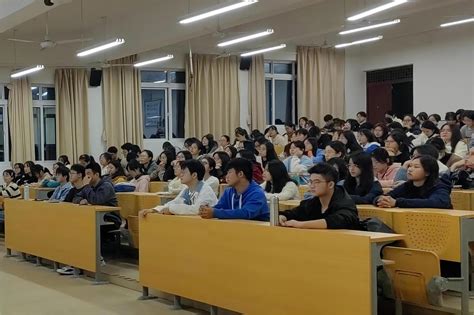 数学与统计学院举行互联网 国赛金奖项目你能我也能分享会