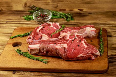 나무 테이블에 향신료와 로즈마리와 뼈에 원시 신선한 쇠고기 갈비 눈 스테이크 Entrecôte에 대한 스톡 사진 및 기타 이미지 Entrecôte 갈비 음식 건강한