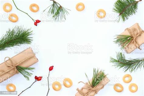 크리스마스 구성입니다 크리스마스 선물 전나무 가지 베이글 계피가 흰색 배경에 세뇨관에 있습니다 플랫 레이 평면도 복사 공간 새해