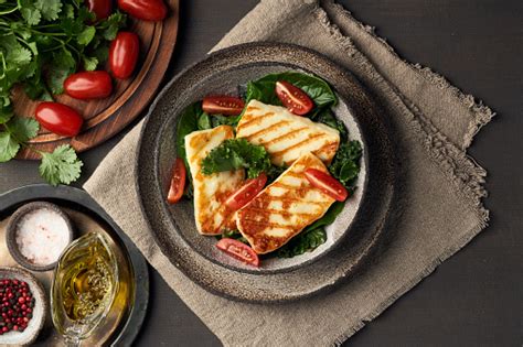 키프로스 는 건강한 녹색 샐러드와 할로미 치즈 튀김 Lchf 페간 포드맵 팔레오 Scd 케토 다이어트 굽기에 대한 스톡 사진 및