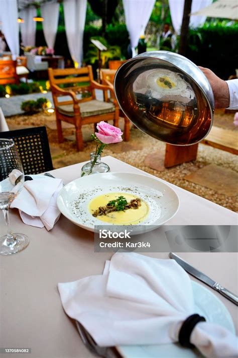 고급 레스토랑에서 치즈를 곁들인 트러플 버섯의 맛있는 요리를 제공하는 웨이터 레스토랑에 대한 스톡 사진 및 기타 이미지