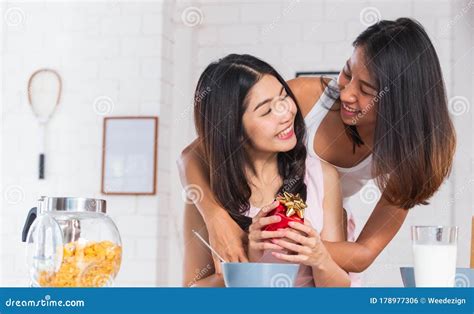 亚洲女同性恋夫妇在家吃早餐时送礼物庆祝结婚纪念日 Lgbtq生活方式概念 库存照片 图片 包括有 家庭 房子 178977306