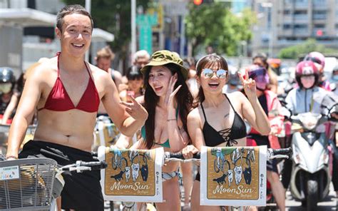 Over 50 Taiwan Girls Gather In Bikinis And Ride Bicycles