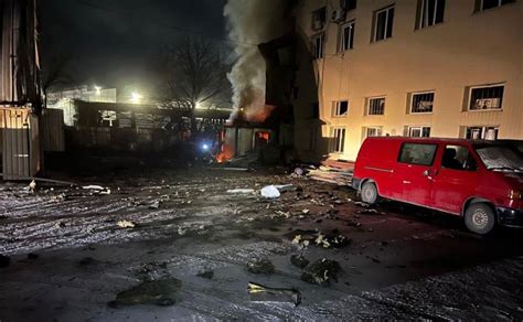 Внаслідок падіння уламків ворожих цілей на Київщині пошкоджені адмінбудівля склади та