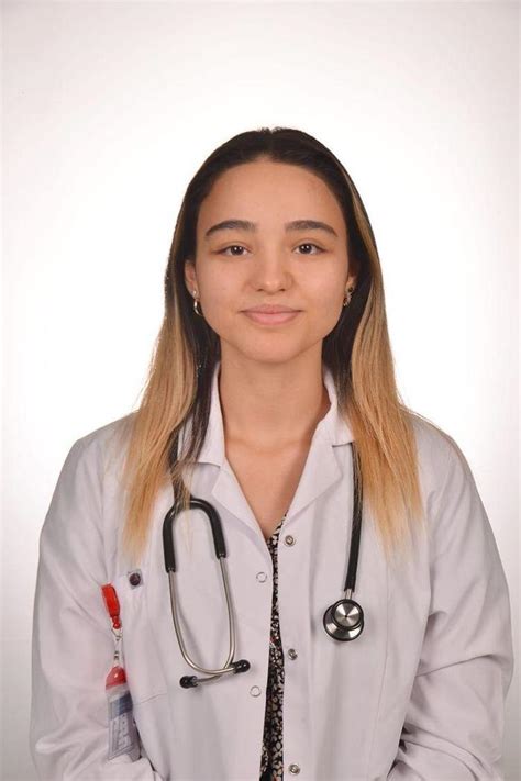 AyŞe Özkİraz Kİmdİr KaÇ YaŞinda Ve Nerelİ İŞte Sahte Doktor AyŞe Özkİrazin Olayi Ve Annesİ