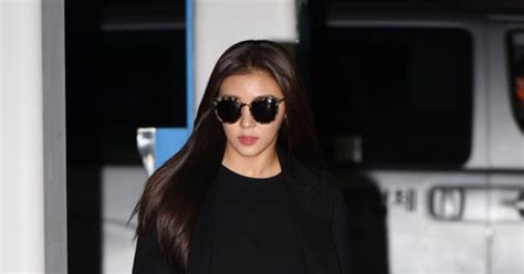 포토엔 하지원 롱코트 사이로 드러난 스키니 각선미 공항패션