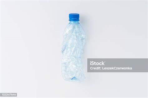 흰색 배경에 고립 된 물 의 플라스틱 병을 사용 재활용 개념 플랫 레이 병에 대한 스톡 사진 및 기타 이미지 병 재활용