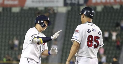 ‘대타 김인태 3점포 두산 1점차 진땀승롯데 5연패