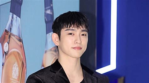 E포토 갓세븐 진영 판타지 로맨스의 주인공