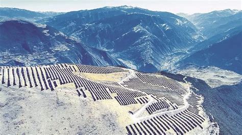 3800米雪山顶“长出”光伏产业