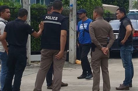 รวบตำรวจยศ ส ต ท คลั่ง เดินถือปืนภายในบ้านพัก ใช้เวลาเจรจานาน 9 ชั่วโมงยอมจำนน