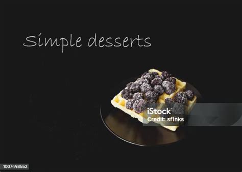 검은 배경에 비문 간단한 디저트 냉동된 블랙베리와 벨기에 와플 거품 내기에 대한 스톡 사진 및 기타 이미지 거품 내기 검은색 바로 먹을 수 있는 Istock