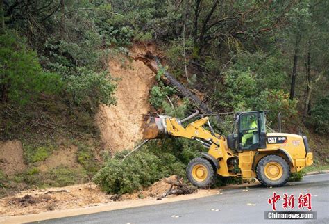 美加州持续遭冬季风暴袭击 多地建筑损毁道路阻断 搜狐大视野 搜狐新闻