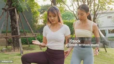 젊은 아시아 요가 교사와 초보자 여성 건강한 라이프 스타일 연습 요가 야외에서 도시 공원에 서서 건강한 생활 습관과 운동 2명에 대한 스톡 사진 및 기타 이미지 Istock