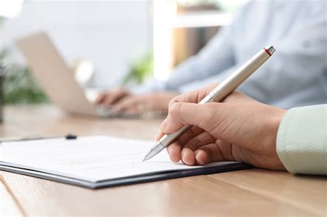 사무실의 테이블에서 계약서에 서명하는 여성 근접 촬영 인적 자원에 대한 스톡 사진 및 기타 이미지 인적 자원 종이 펜