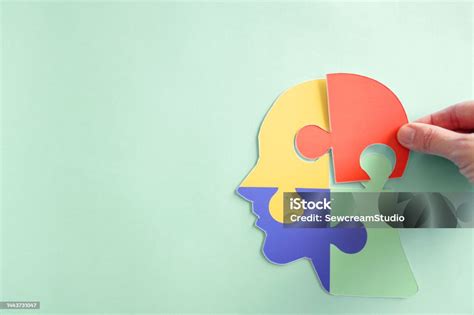 직소 퍼즐 머리 모양을 들고 손 자폐증 인식 자폐 스펙트럼 장애 세계 자폐증 인식의 날 정신 건강에 대한 스톡 사진 및 기타 이미지 Istock