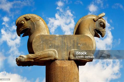 구름과 푸른 하늘에 대 한 페르세폴리스에 그리핀의 돌 열 조각 고 대 Achaemenid 왕국입니다 이란 페르시아입니다 쉬 라