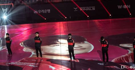 포토 Lck 결승전 무대로 입장한 T1 선수단