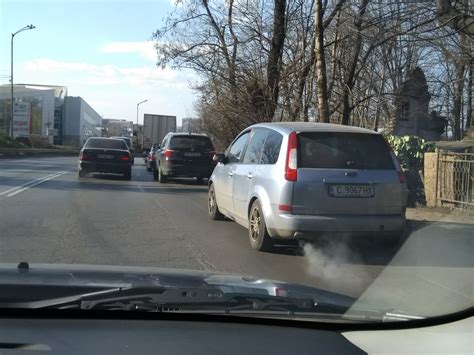 Автомобил замърсяващ въздуха