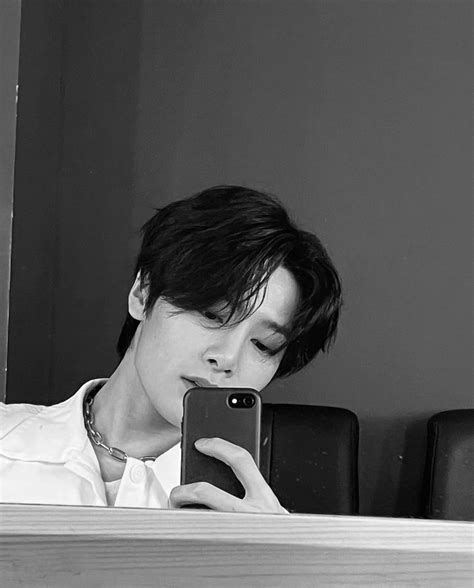 In Jeongin ｡･ヾﾉﾟ｡･ Black And White Dark Aesthetic 2022