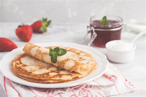 코 티 지 치즈 잼 딸기와 얇은 뜨거운 팬케이크 건강 한 전통 아침 식사 개념입니다 0명에 대한 스톡 사진 및 기타 이미지