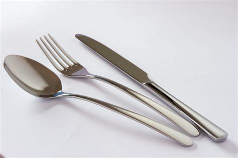 Set de couverts avec fourchette couteau et cuillère isolés sur fond blanc Télécharger des