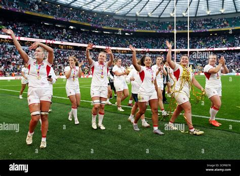 Englands Zoe Aldcroft Left And Team Mates Celebrate After Winning