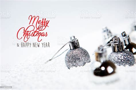 크리스마스 카드 황금 Baubles 공 장식 흐리게 빛 부드러운 중립 따뜻한 색상과 메리 크리스마스 텍스트와 실버 흰색 배경에
