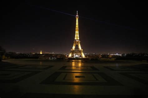 Turnul Eiffel Luminat Cu Porția Pentru A Reduce Consumul De Energie Libertatea