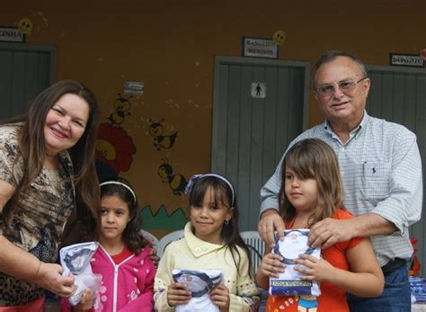 Eliel Bezerra Fardamento escolar começa a ser entregue nas escolas e creches municipais
