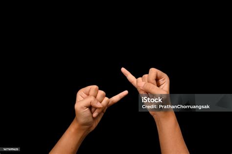 새끼 손가락 손은 검은 배경에 고립된 몸짓 약속 또는 용서의 상징 Junts Pel Sí에 대한 스톡 사진 및 기타 이미지