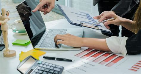 비즈니스 사람들은 비즈니스 투자 전략 차트 및 비즈니스 문서에 대한 아이디어를 브레인 스토밍합니다 사진 Unsplash의 태국 이미지