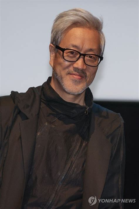포즈 취하는 봄여름가을겨울의 김종진 네이트 연예