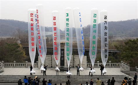 Globos Norcoreanos Llenos De Basura Agudizan Las Tensiones Con Corea