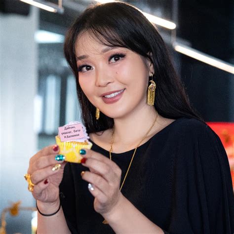 На Сургалтын шавь маань Төгсөлтийн баяраараа ийм гоё аяган торнууд хийж бид хэддээ гэнэтийн