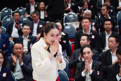 เริ่มแล้ว ประชุมใหญ่วิสามัญเพื่อไทย ‘อุ๊งอิ๊ง นั่งประกบว่าที่ กกบห