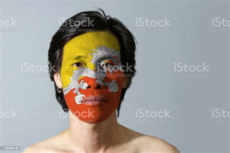 부탄의 국기와 함께 남자의 초상화는 회색 배경에 그의 얼굴에 그린 국기에 대한 스톡 사진 및 기타 이미지 국기 기 남자