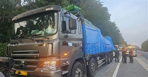 쏟아진 가루에 미끄러진 승용차 화물트럭 쾅1명 사망