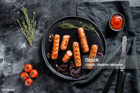 양파 마늘 로즈마리를 곁들인 닭고기 소시지 튀김 검은 색 배경입니다 맨 위 보기 검은색에 대한 스톡 사진 및 기타 이미지