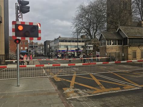 Level Crossing High Street © Bryn Holmes Cc By Sa 2 0 Geograph