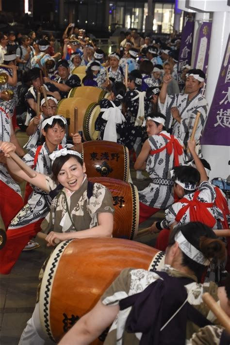 小倉祇園太鼓の打ち初め式で、太鼓をたたく参加者たち＝1日午後、北九州市小倉北区のjr小倉駅前 【動画あり】令和の夏開幕 小倉祇園太鼓、博多