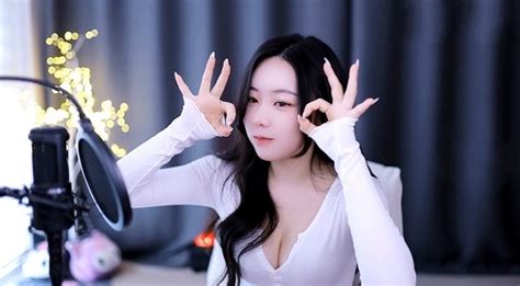 麻豆产精国品一二三产区区农民：最热门的性感多人直播，火上热搜！ Shareae