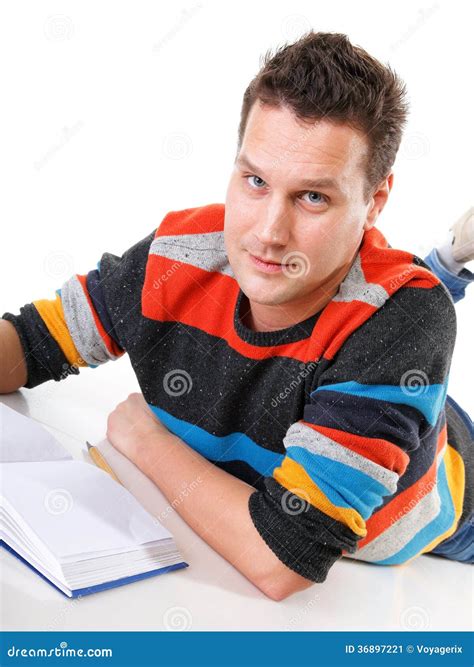 Jeune Homme Lisant Un Livre Sur Le Plancher Disolement Image Stock