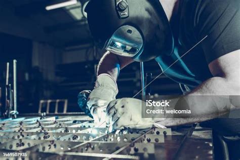 Tig 용접을 수행하는 전문 용접기 용접에 대한 스톡 사진 및 기타 이미지 용접 용접공 금속 산업 Istock